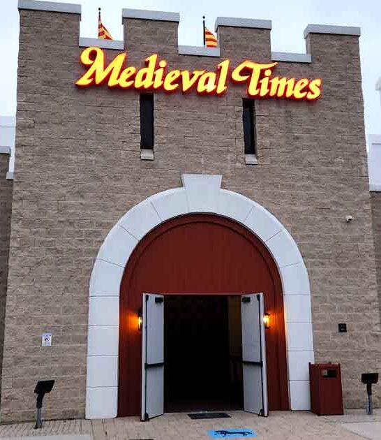 illinois medieval restaurant feel ftr