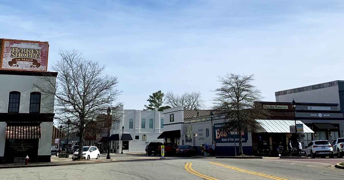 Everyone Knows Your Name In These 13 Delightful Small Towns In South ...