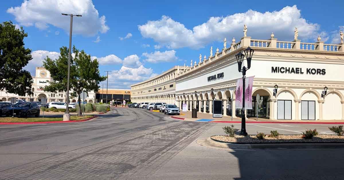 One Trip To This Enormous Texas Outlet Mall And You'll Never Pay Full ...