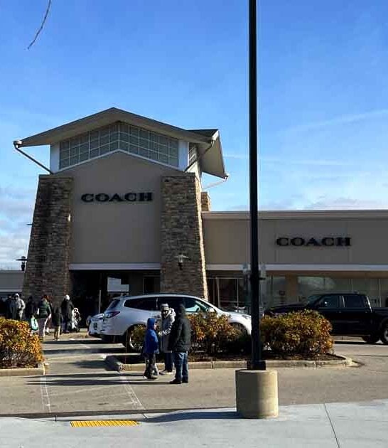 outlet mall shopping wisconsin ftr