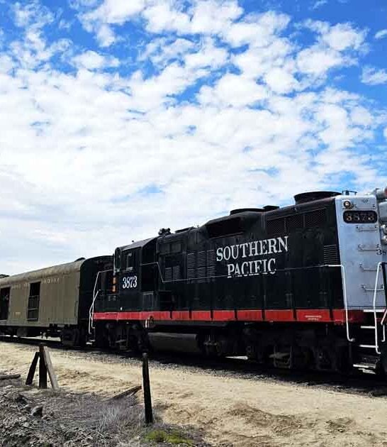 Hop Aboard This Year-Round California Train Ride For Some Of The Most Jaw-Dropping Scenery Imaginable