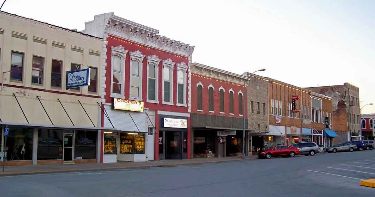 10 Storybook Small Towns In Missouri That Will Charm Your Socks Off