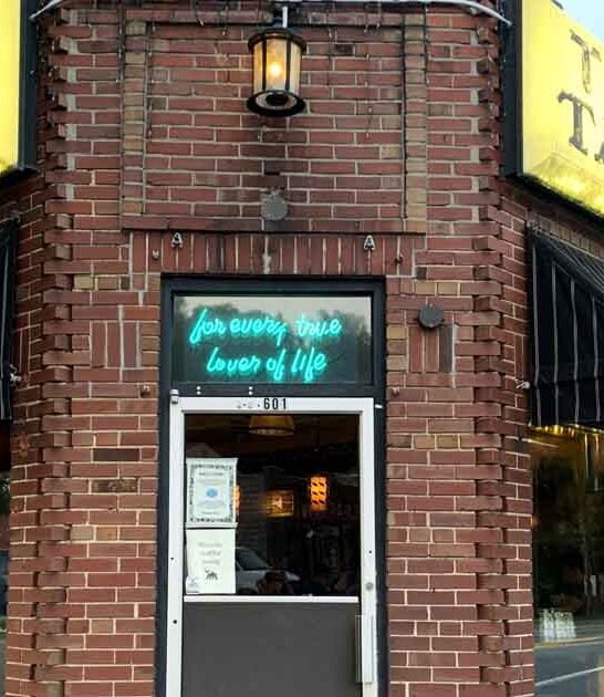 This Unassuming Wisconsin Tavern Serves The Best Bar Food You&rsquo;ll Ever Taste