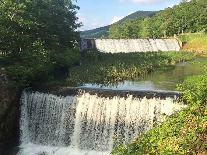 Two waterfalls for the price of one park entrance—now that's what I call smart budgeting with beautiful results.