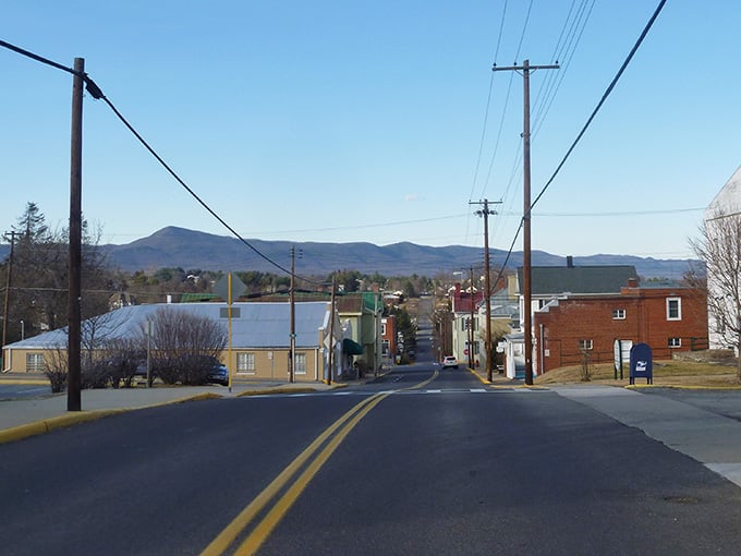 Clear skies and mountain backdrops prove that some towns were simply born photogenic, no filter needed here.
