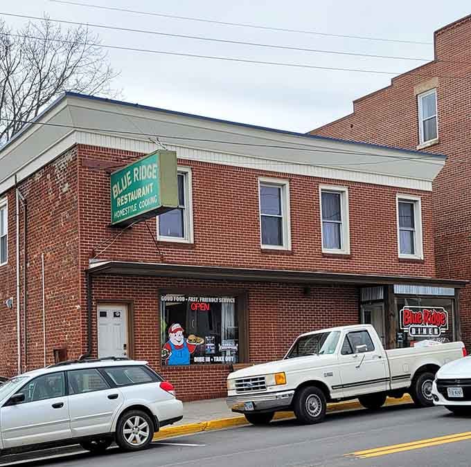 That brick facade has witnessed more breakfast miracles than a Sunday morning prayer circle in the South.