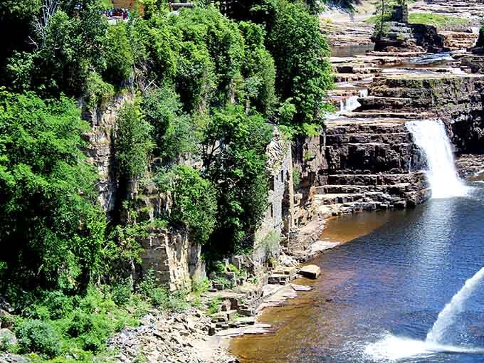 Lush greenery crowning ancient stone walls proves that even 500-million-year-old rock can still pull off dramatic beauty.