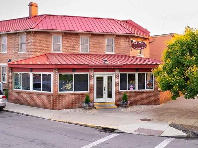 That red metal roof isn't just charming, it's like a beacon guiding hungry travelers to barbecue salvation below.