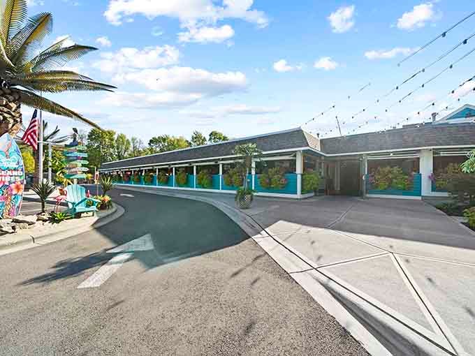 That turquoise exterior with hanging flower baskets isn't just pretty, it's your beacon to fried chicken paradise.