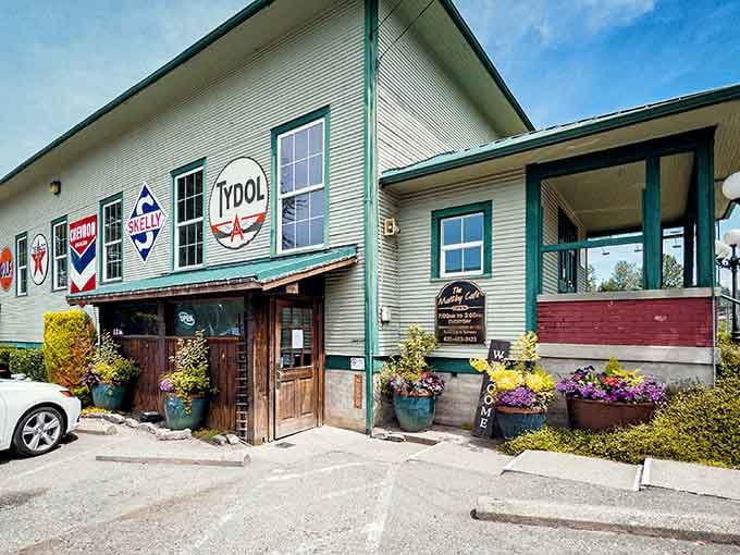 That cheerful exterior with its flower pots is basically screaming "come get carbs and happiness" in the most delightful way.
