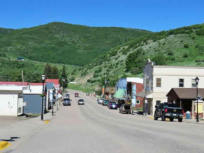 Those rolling green hills cradling the town prove Mother Nature has excellent taste in real estate locations.