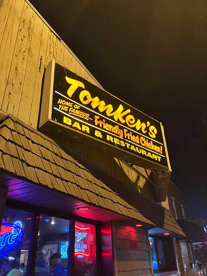 When neon lights glow this invitingly at dusk, you know something delicious is waiting inside for you.