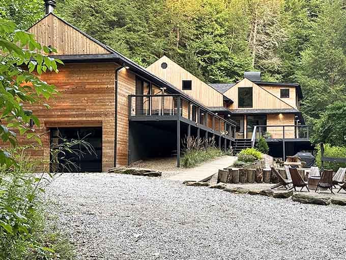 Modern architecture meets Mother Nature, and somehow they've decided to become best friends in the Ohio woods.