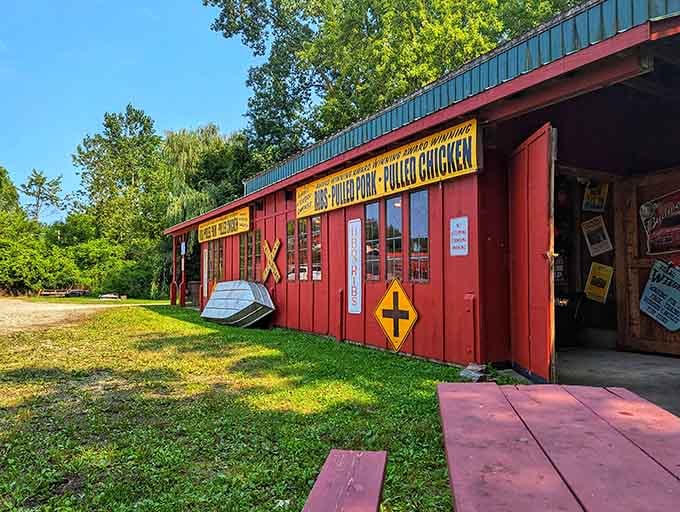 That color scheme isn't whispering, it's shouting "COME EAT BARBECUE" from across the county line.