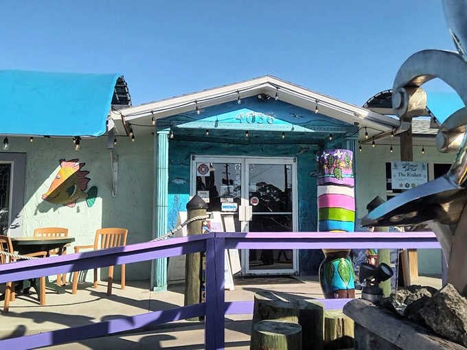 The turquoise exterior practically glows in the sunshine, beckoning hungry travelers to discover what locals have known for years.