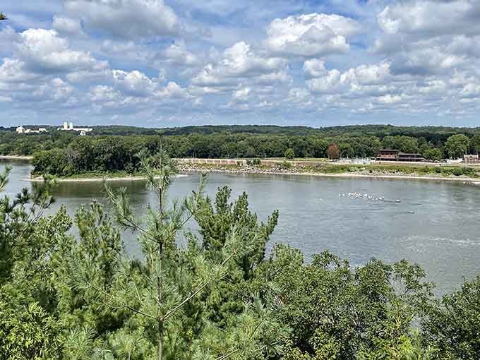 The Illinois River moves gently through the landscape, taking its time like it&rsquo;s in no rush at all&mdash;and that mood feels pretty relatable.