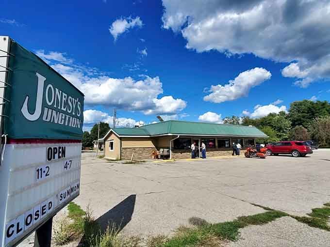 Small-town charm meets serious comfort food where locals gather and travelers discover what real Indiana dining tastes like.