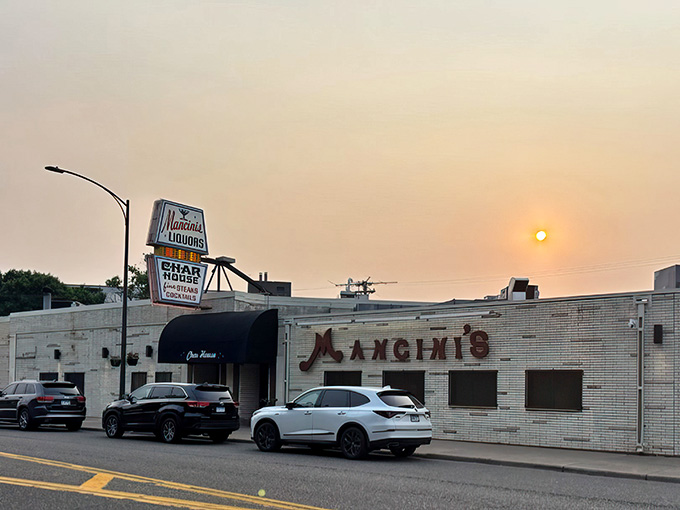 When the sun sets over this iconic building, you know someone inside is having their best meal.