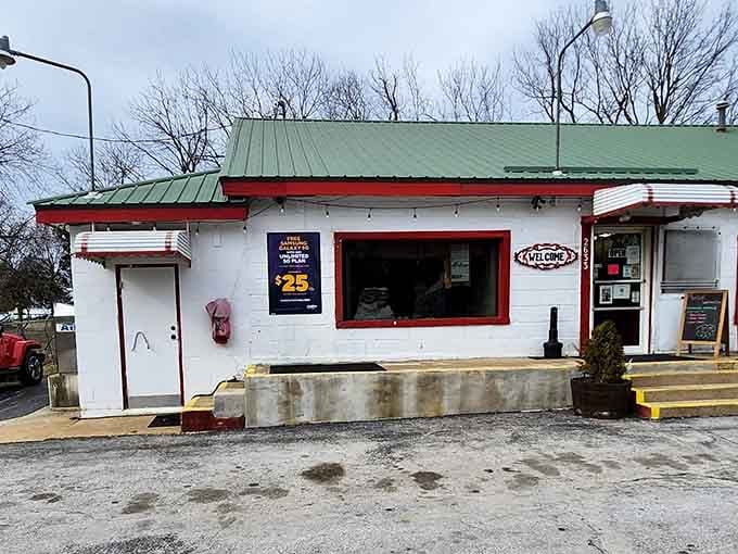 The unassuming exterior proves that Missouri's best comfort food doesn't need a fancy facade to deliver satisfaction.
