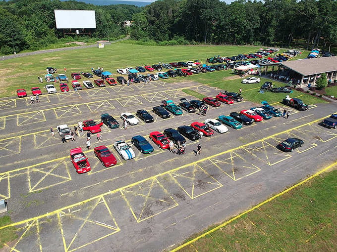 Look at this glorious sea of cars lined up like it's opening night at a Hitchcock premiere, only with better snacks.