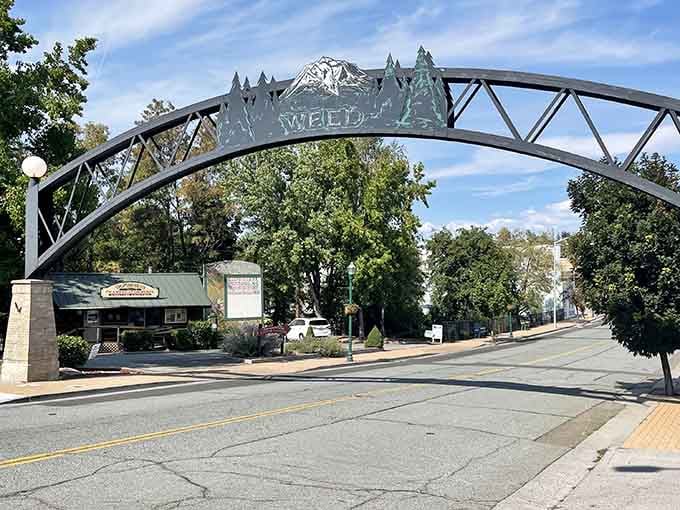 The famous arch frames a main street where parking is plentiful and stress is optional.