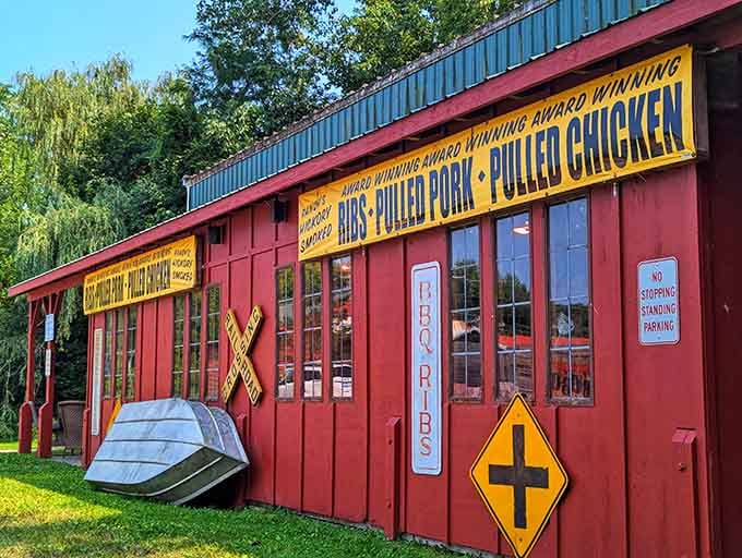 That color scheme isn't whispering, it's shouting "COME EAT BARBECUE" from across the county line.