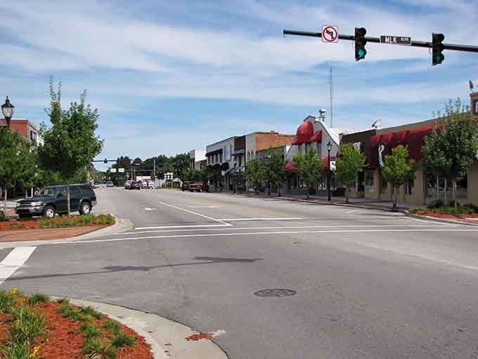 Downtown Elizabethtown stretches out like a Norman Rockwell painting, minus the crowds and tourist traps.