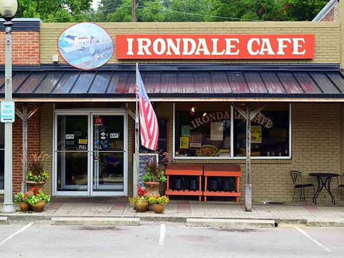 Behind this unassuming facade lies the cafe that inspired Fannie Flagg's novel and made fried green tomatoes a national obsession.