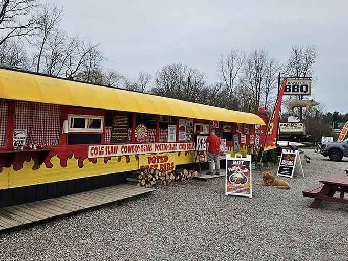 That color scheme isn't whispering, it's shouting "COME EAT BARBECUE" from across the county line.