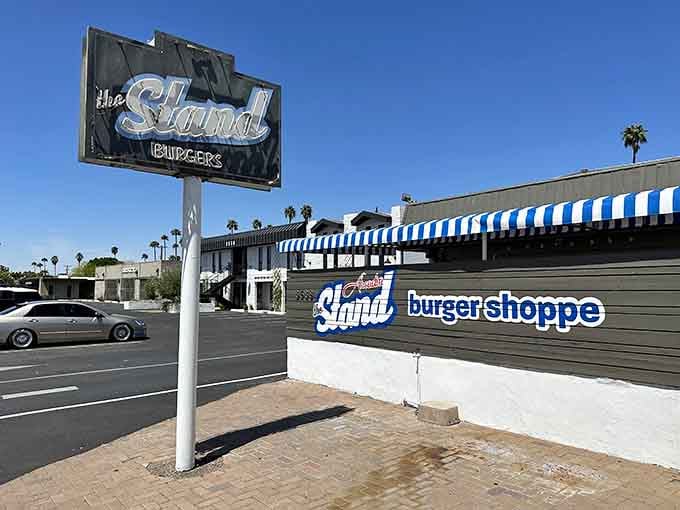 Palm trees, blue skies, and a burger stand that knows exactly what it's doing, this is Arizona dining at its finest.