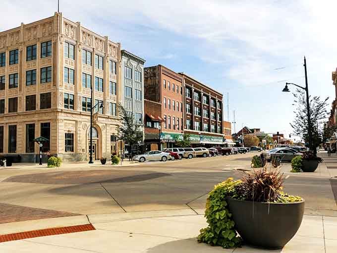 Downtown Albert Lea serves up architectural eye candy that costs absolutely nothing to admire and appreciate.