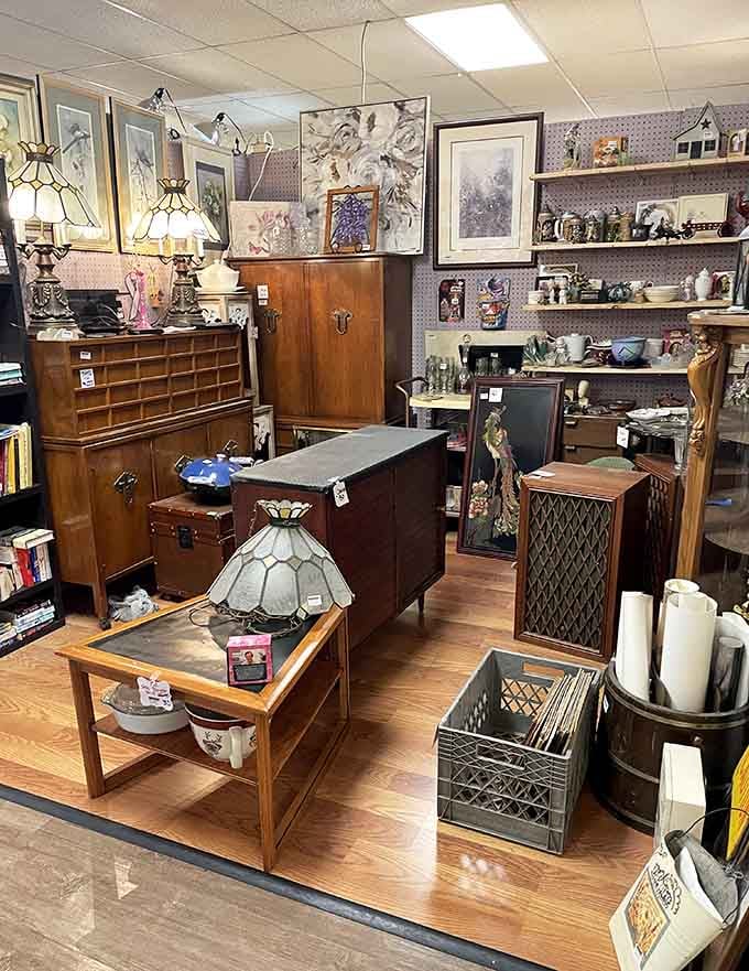 Inside, vintage furniture and Tiffany-style lamps create a scene more curated than your carefully organized Pinterest board ever dreamed of being.