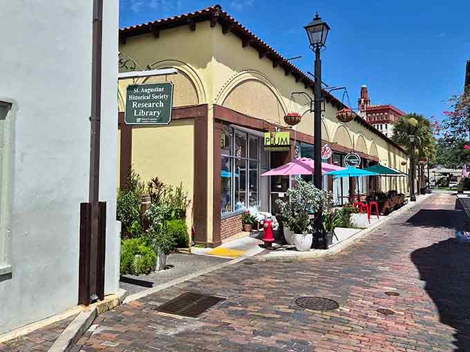 Look at that unassuming brick-paved street location, because the best food always hides where you least expect it, proving once again that culinary magic doesn't need flashy signs.