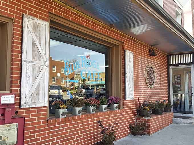 That brick facade has witnessed more breakfast miracles than a Sunday morning prayer circle in the South.