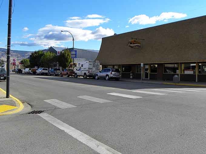 Wide streets and mountain views remind you that Oroville mastered the art of unhurried living long before "slow living" became trendy.