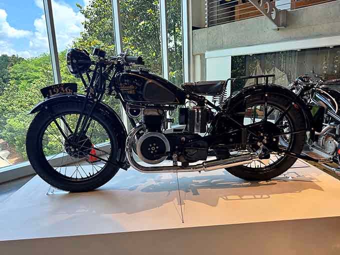 This sleek black beauty proves that British engineering in the 1930s was already decades ahead of its time.