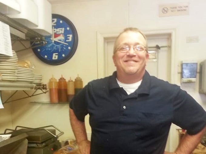 Folks Are Willing To Drive For Hours For A Cheeseburger From This Tiny ...