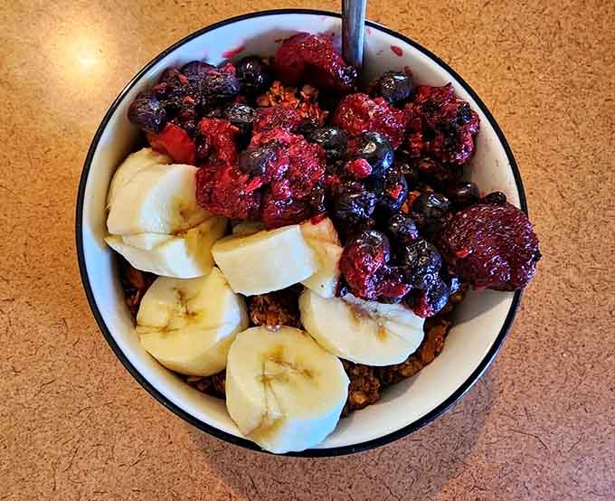 Granola topped with fresh berries and banana slices: proof that healthy choices can also be absolutely delicious choices.