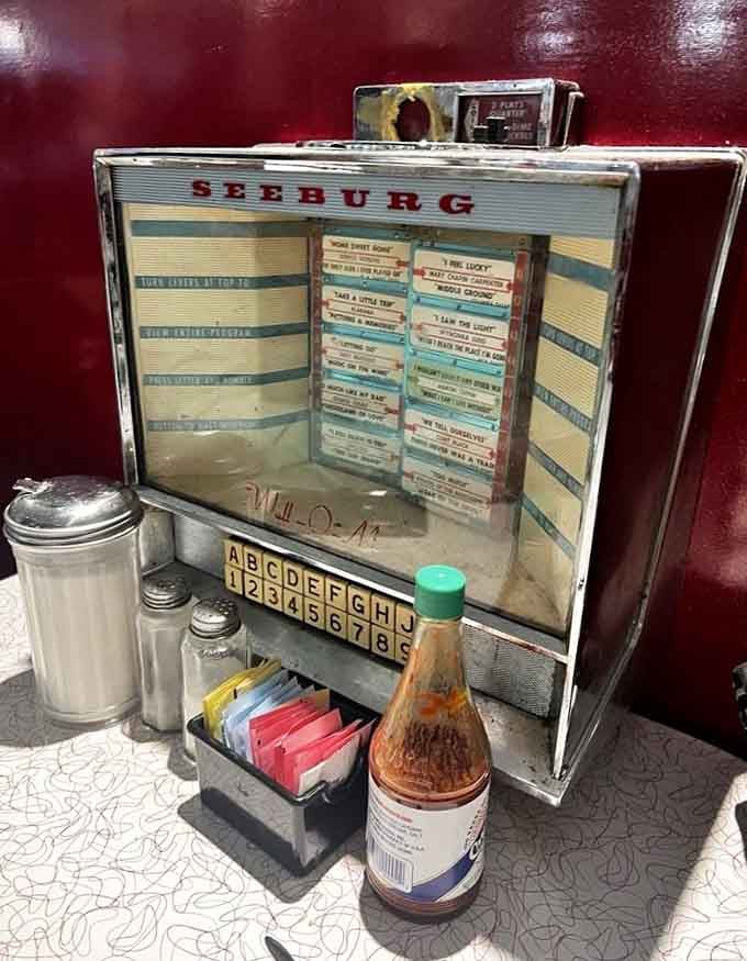 A working tabletop jukebox at your booth means dinner comes with its own soundtrack. Pure magic.