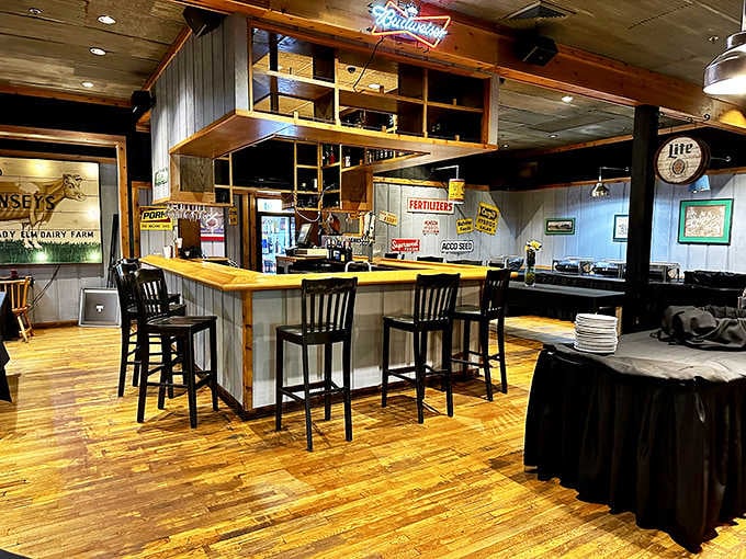 The bar area proves that farm-themed d&eacute;cor and a good drink selection make excellent neighbors.