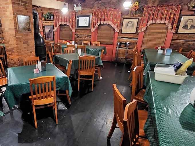 Another angle reveals more of those gorgeous original logs that have sheltered diners since 1825.