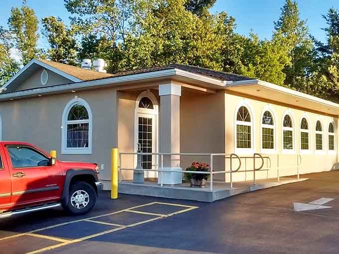 Clean lines and elegant arched windows suggest Italian dining that respects both your palate and your wallet.