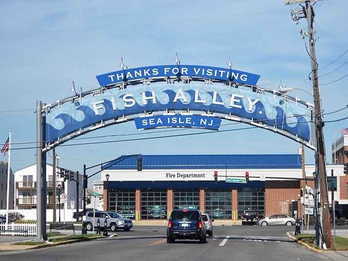 The "Thanks for Visiting" arch says it all—this beach town knows hospitality starts with feeding people really well.