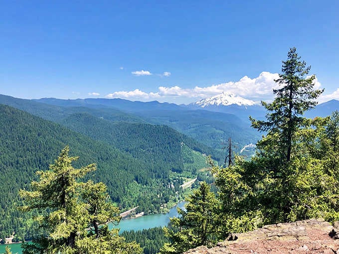 Look at that view! Nature really showing off with turquoise waters and a snow-capped mountain that belongs on a postcard.