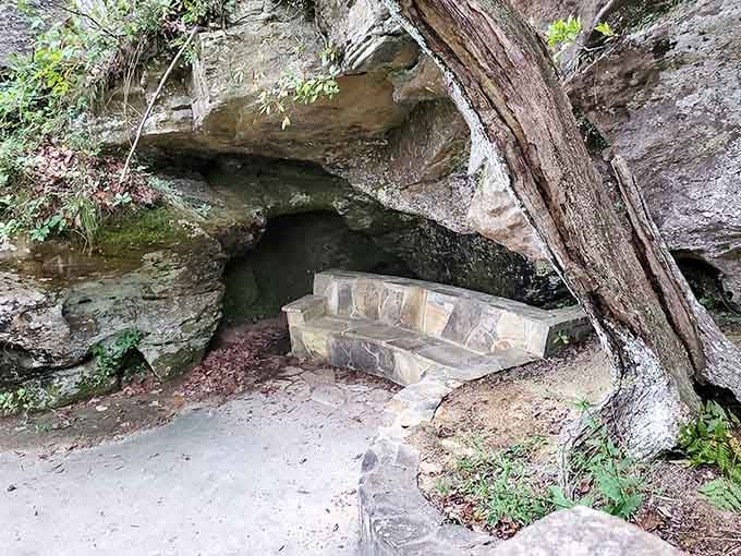 Even the resting spots here feel like they were designed by someone who truly understood what hikers need.