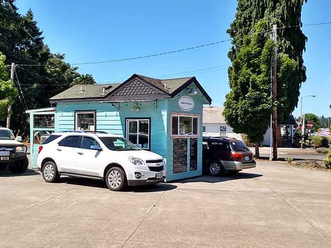 Urban Kitchen's turquoise exterior practically begs you to stop in, and honestly, who could resist that kind of invitation?