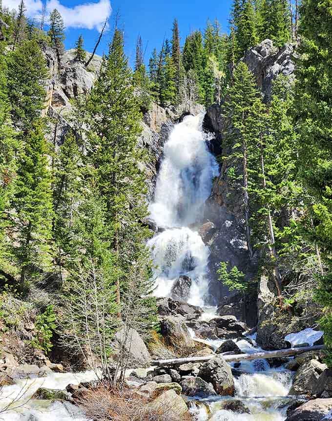 Peak runoff season brings the drama, when snowmelt transforms the falls into a thundering wall of whitewater.