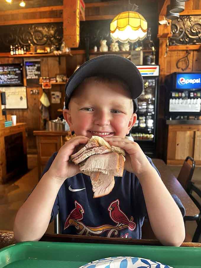 That smile says it all: this is what pure barbecue happiness looks like in its most authentic form.