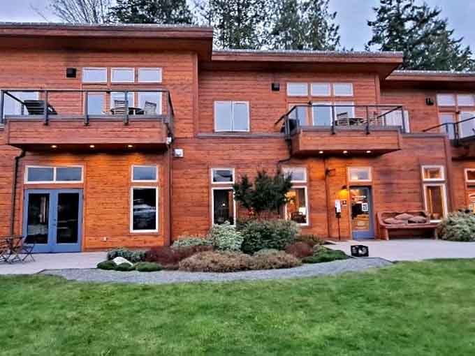Modern lodge architecture that proves Pacific Northwest charm and contemporary comfort make excellent roommates after all.