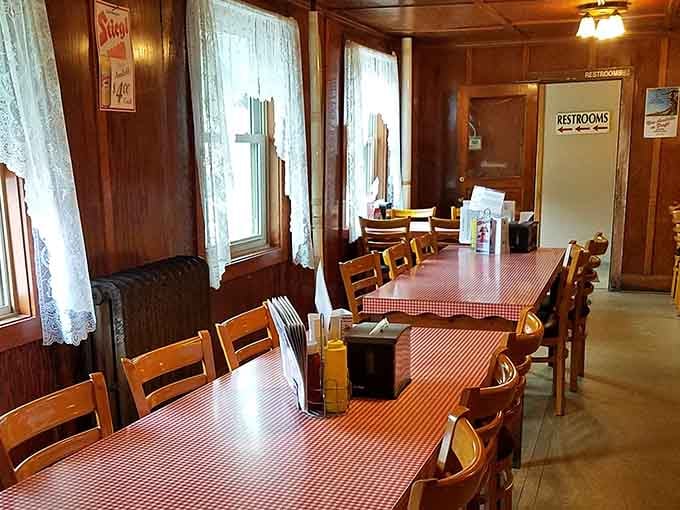Lace curtains, long tables dressed in red checks, and afternoon light drifting in. Lunch here feels like a genuine occasion.